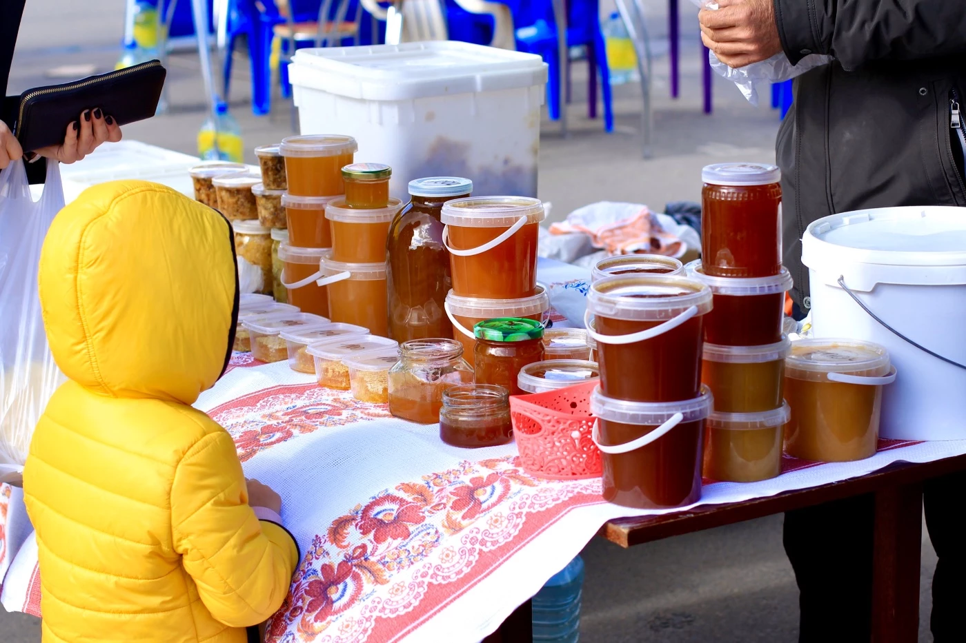 Where To Sell Honey in Bulk? (7 Surprising Places) - 🐝 BootstrapBee.com ...